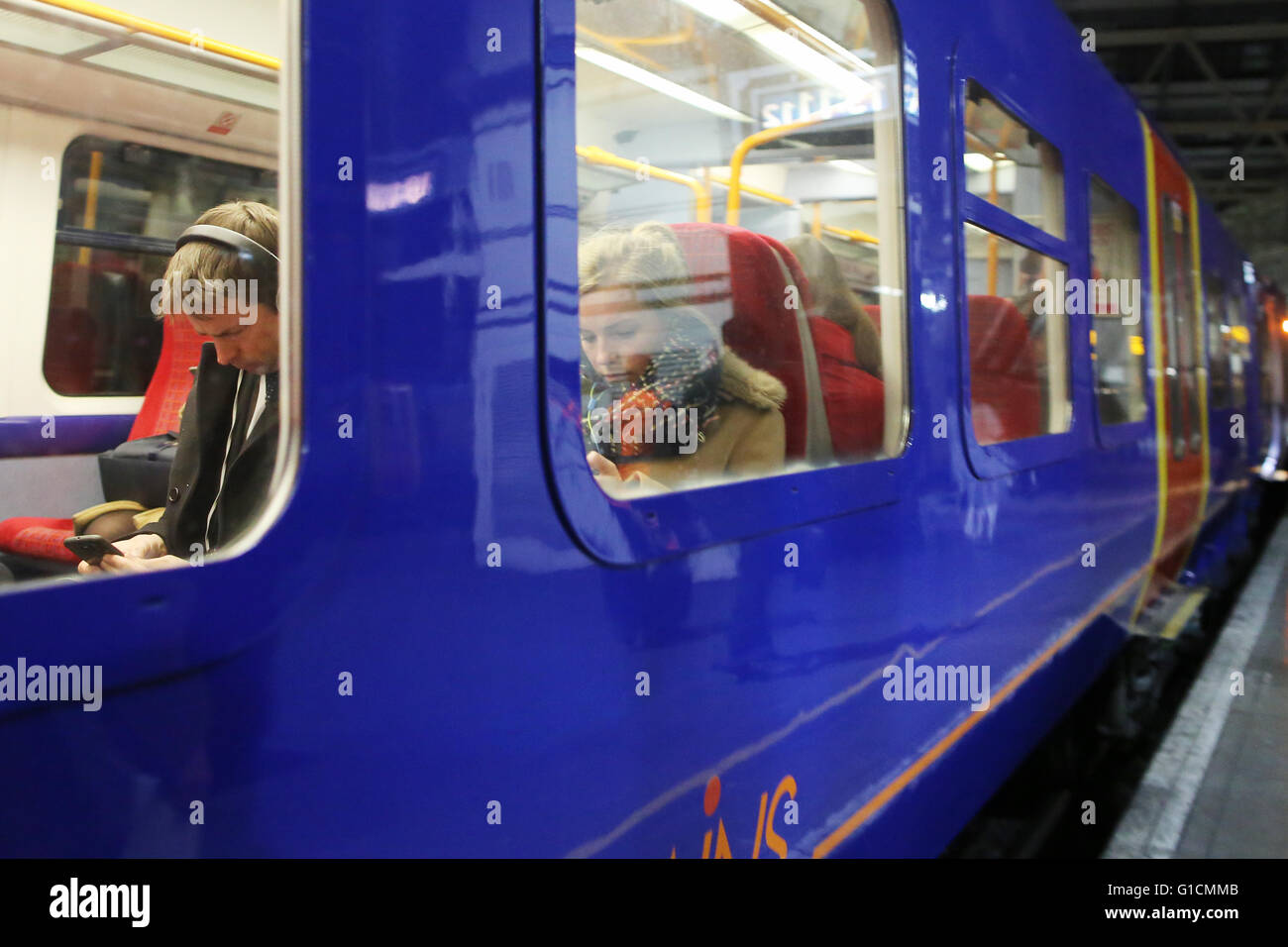 Overcrowded train london hi-res stock photography and images - Alamy
