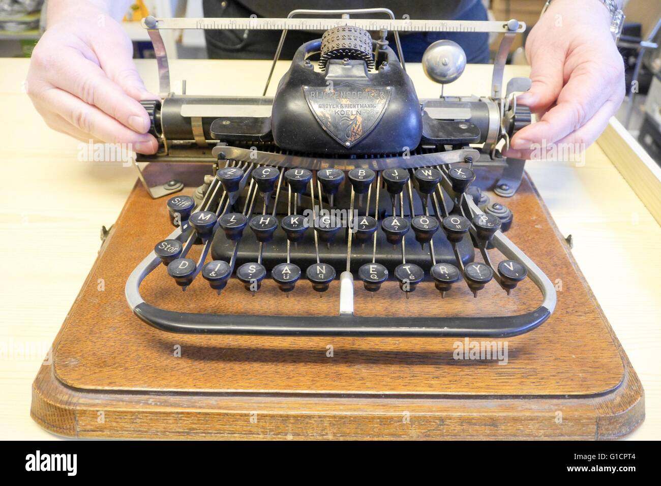 Repairing typewriter hi-res stock photography and images - Alamy