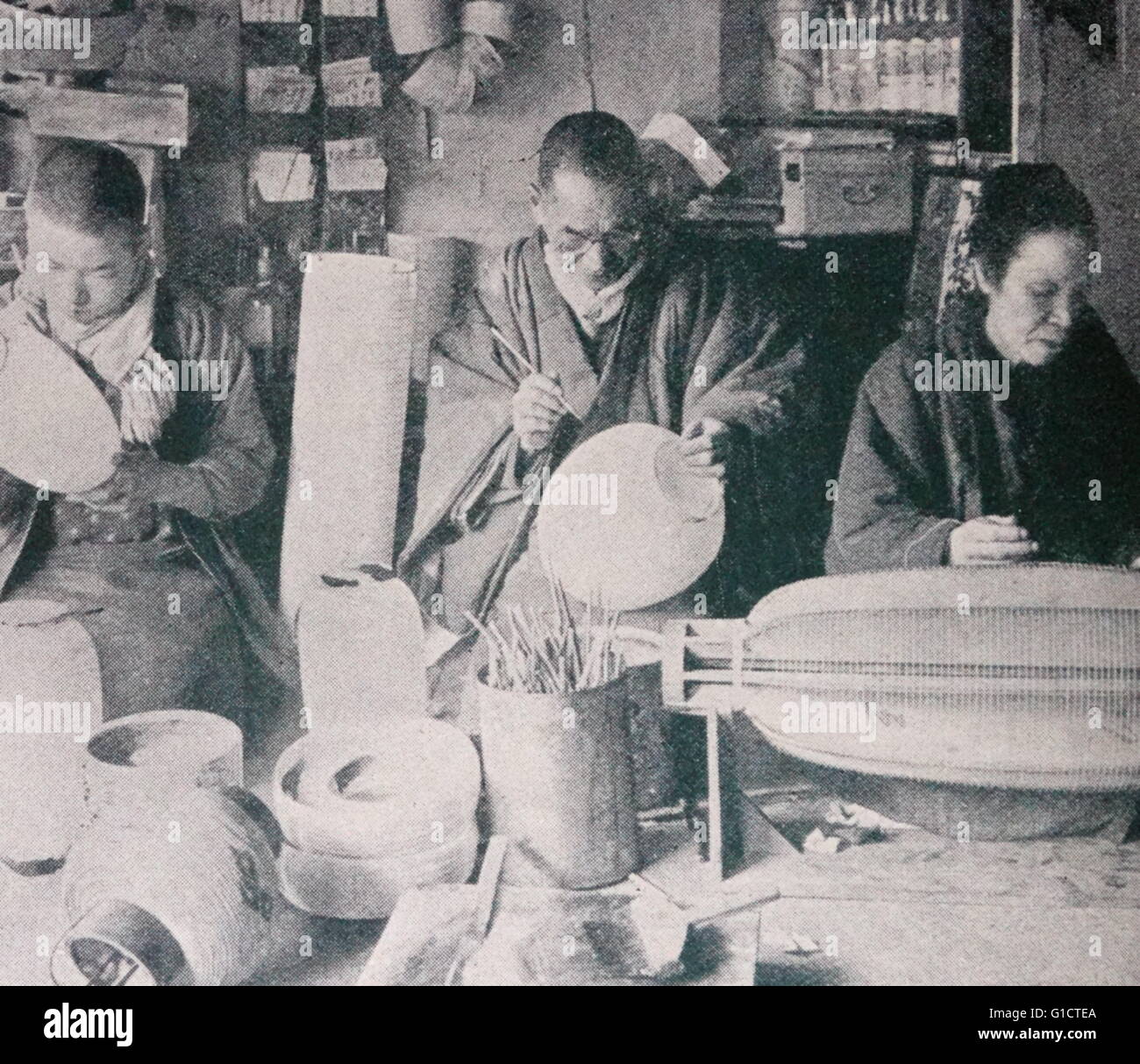 Japanese factory making lanterns 1880 Stock Photo - Alamy