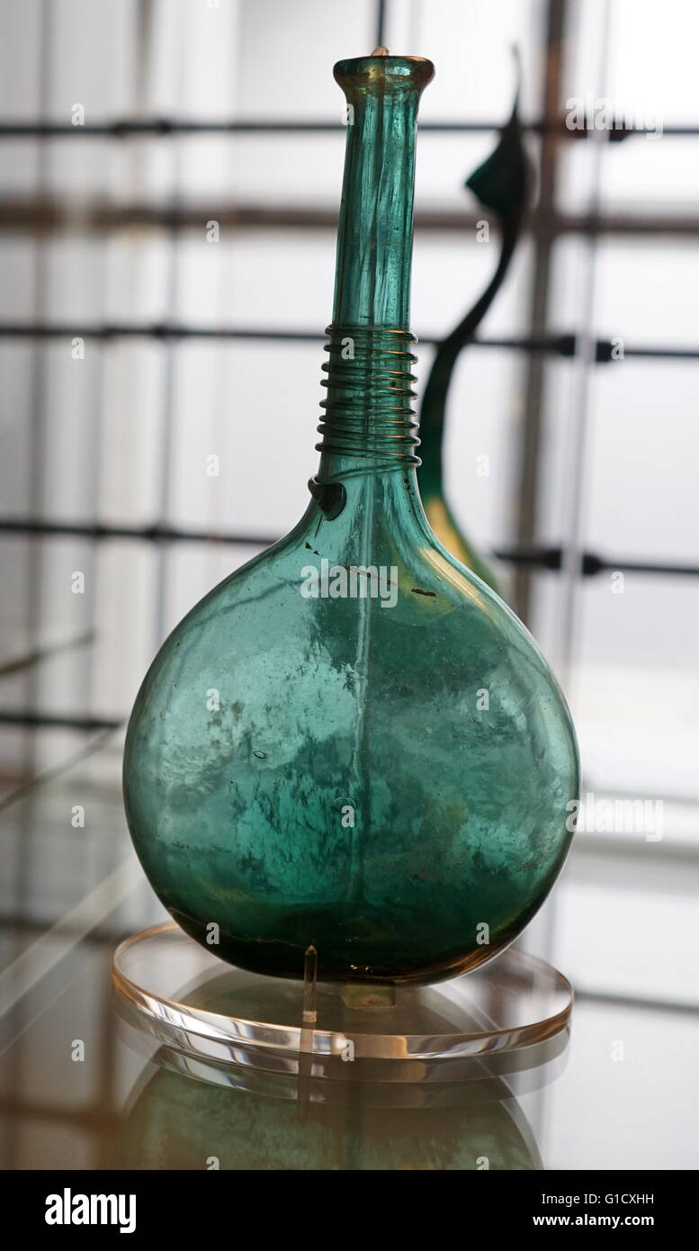 18th century glass bottle hi-res stock photography and images - Alamy
