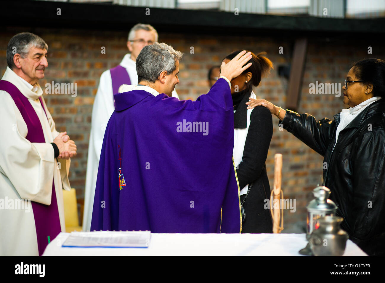 Catholic mass. Paris. France Stock Photo - Alamy