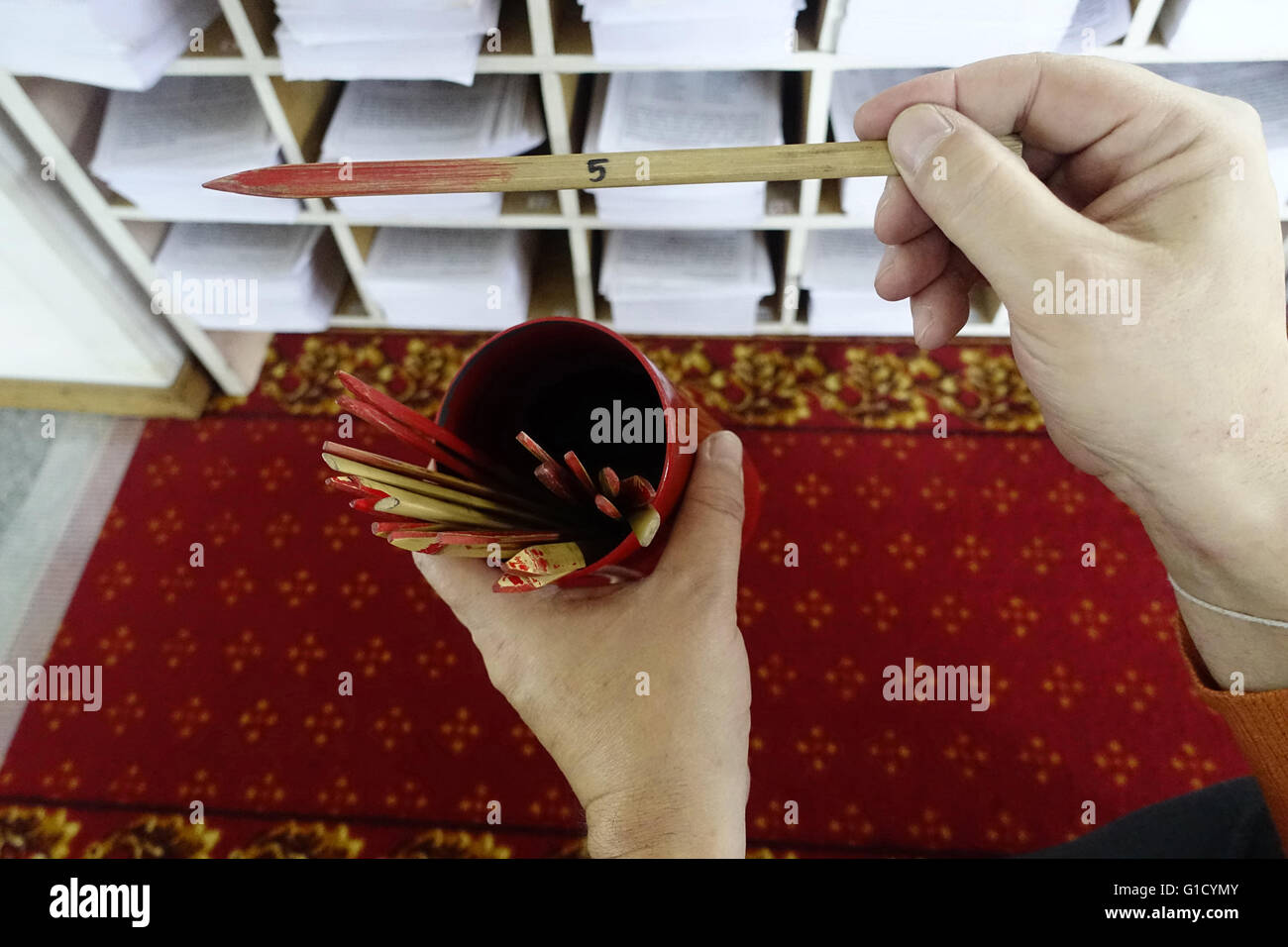 Divination hand hi-res stock photography and images - Alamy