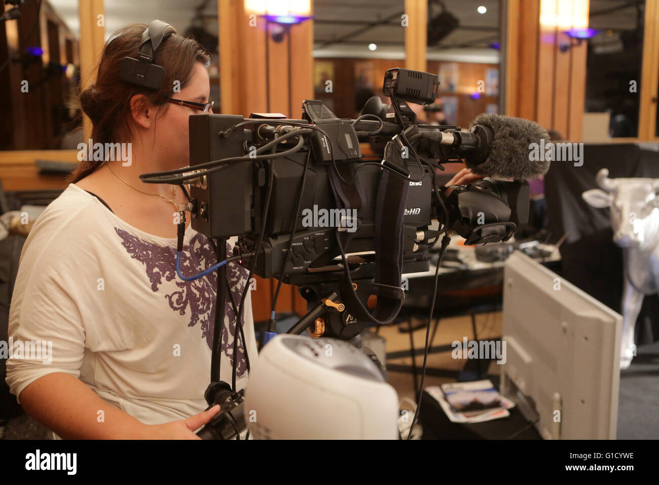 Camerawoman hi-res stock photography and images - Alamy