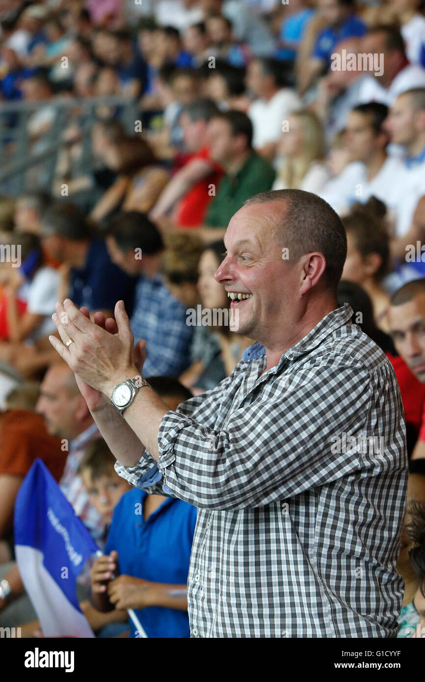 Rugby crowd cheering hi-res stock photography and images - Alamy