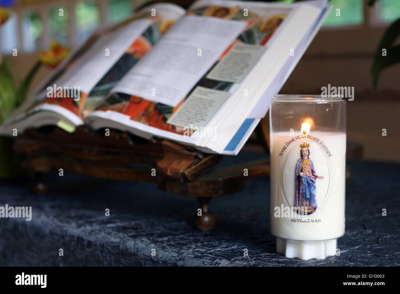 Open bible and candle hi-res stock photography and images - Alamy
