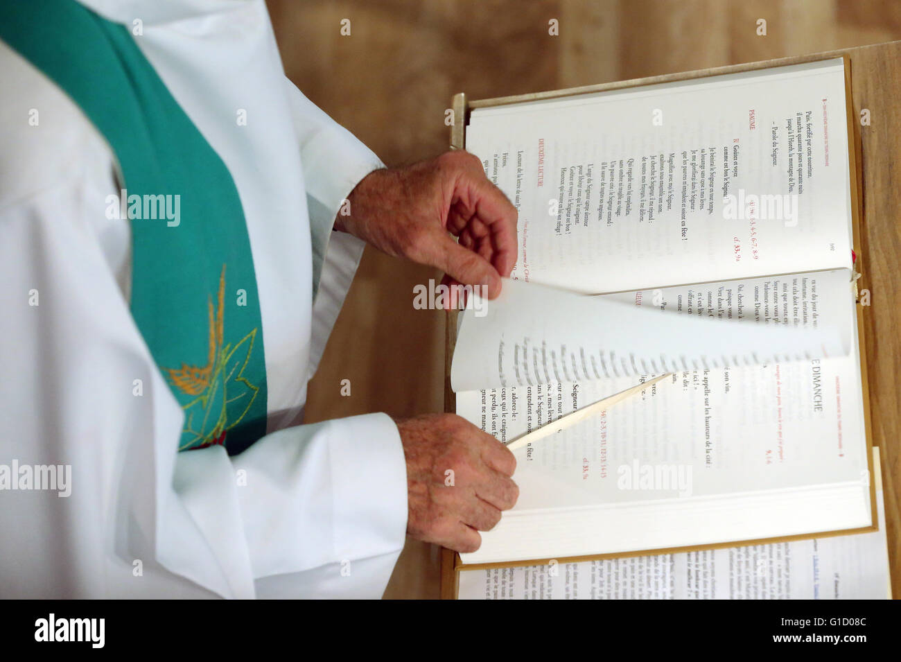 Liturgy of the word hi-res stock photography and images - Alamy