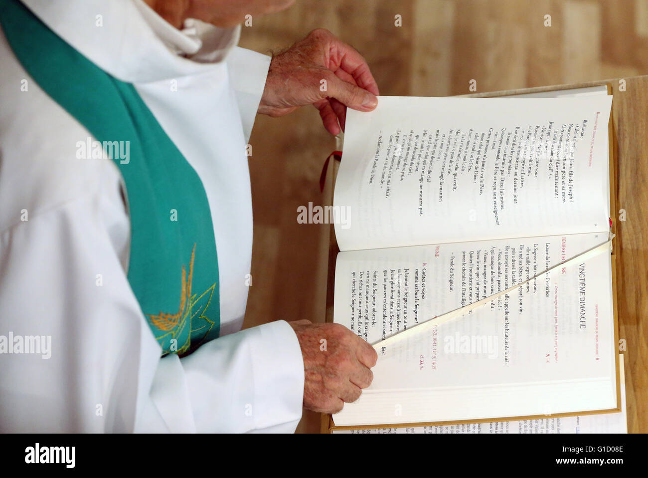 Liturgy of the word hi-res stock photography and images - Alamy