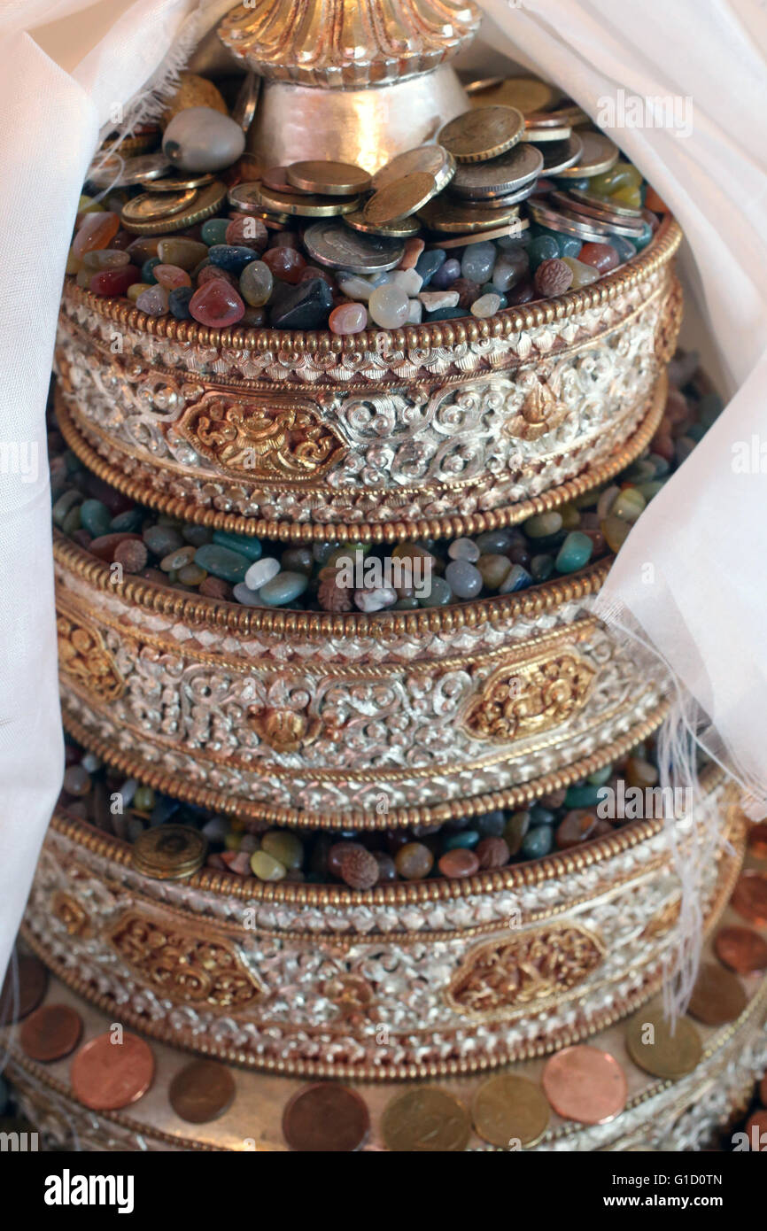 Offering mandala hi-res stock photography and images - Alamy