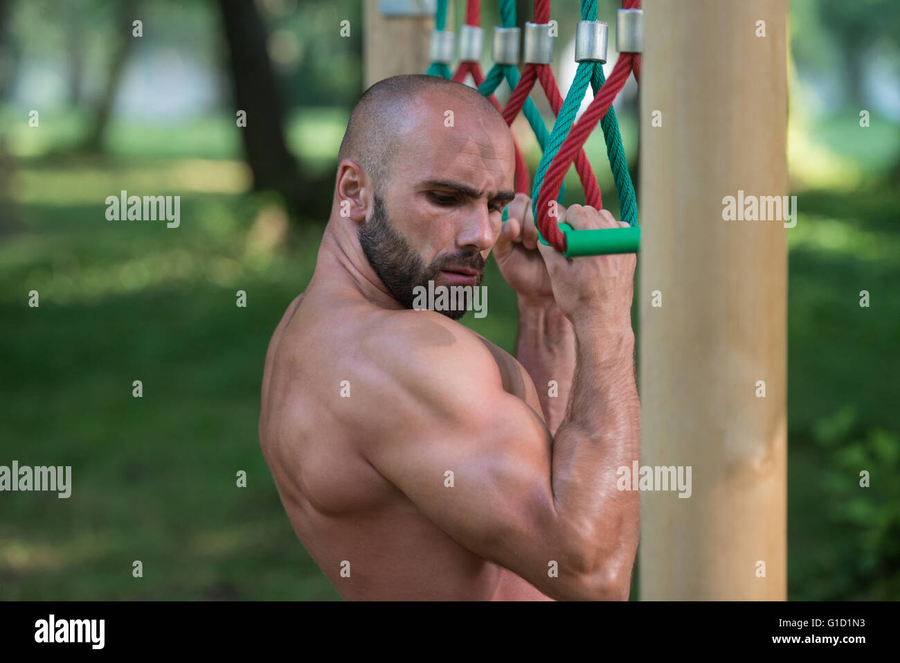 Muscular bodybuilder doing chin up hi-res stock photography and images ...