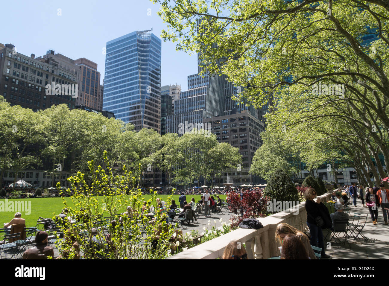 People Enjoying Springtime Day, Bryant Park, NYC Stock Photo - Alamy