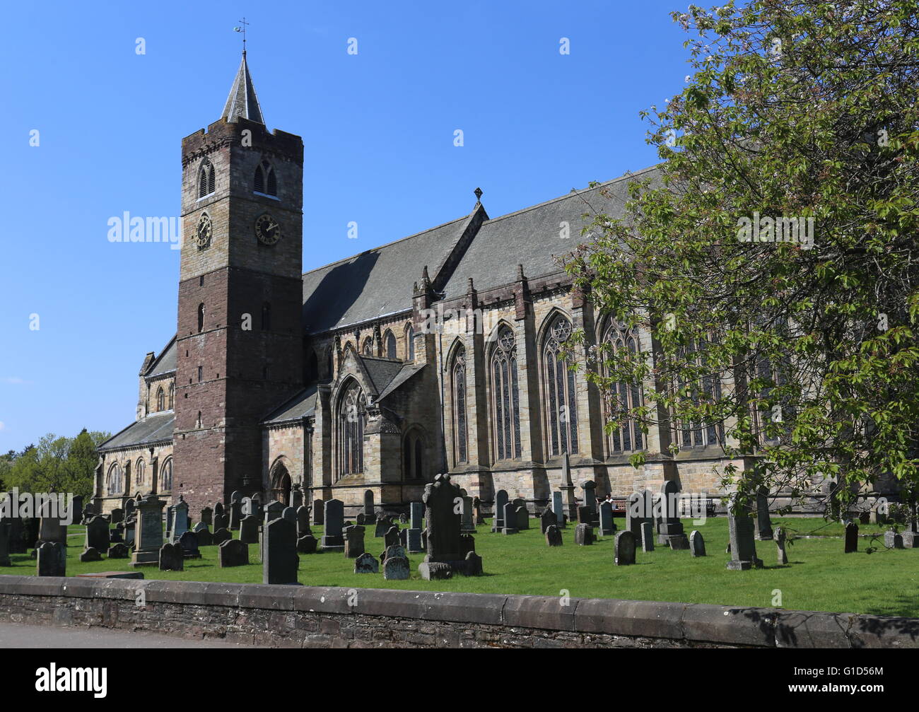 Dunblane cathedral and graveyard hi-res stock photography and images ...