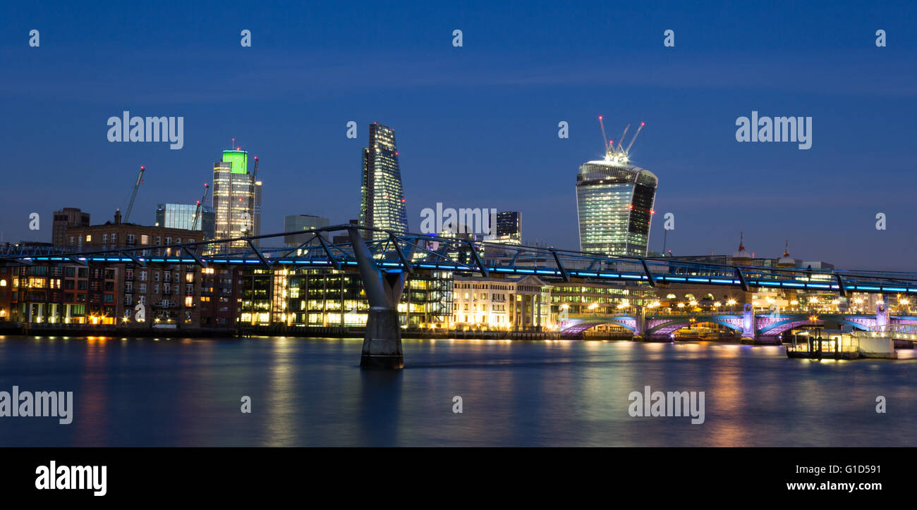 Dark london city skyline hi-res stock photography and images - Alamy