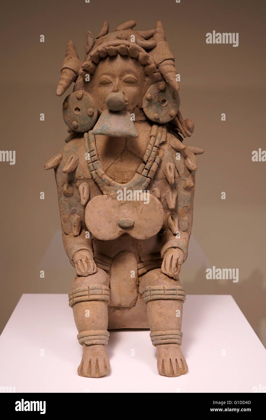 Male figurine in ceramic; Jama culture; Mesoamerican. Equator 350-400 ...