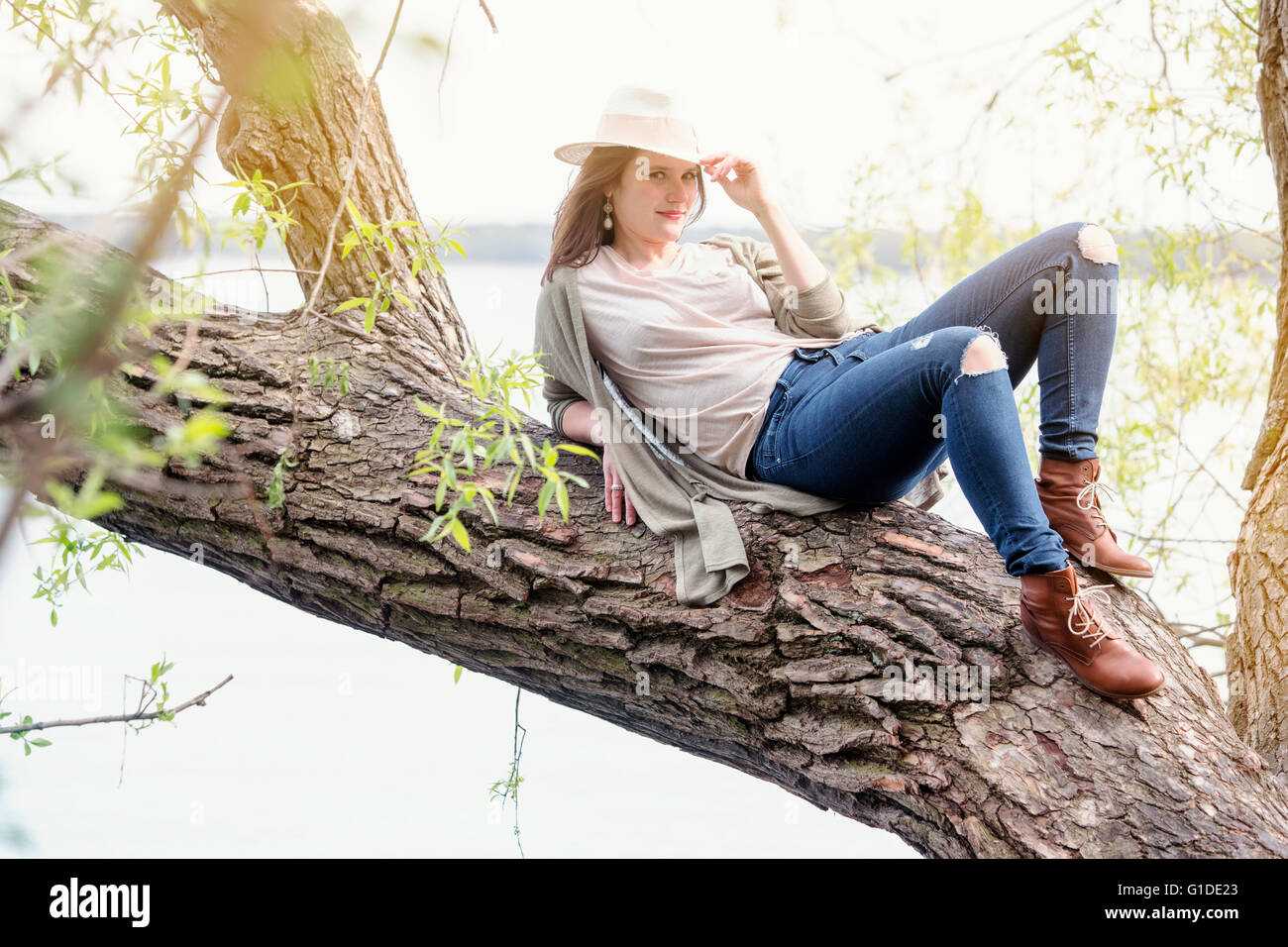 Beautiful brunette woman wearing jeans hi-res stock photography and ...