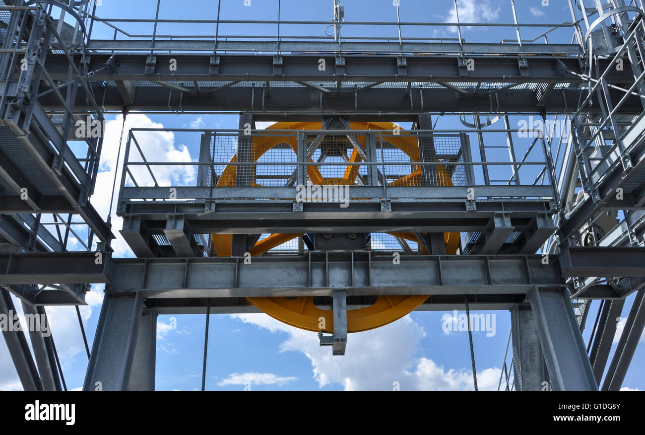 Mechanical lift hi-res stock photography and images - Alamy