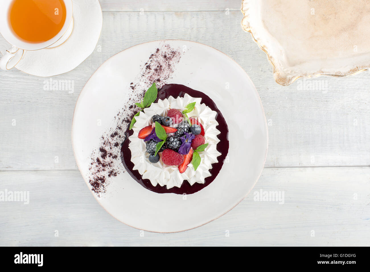 Pavlova dessert hi-res stock photography and images - Alamy