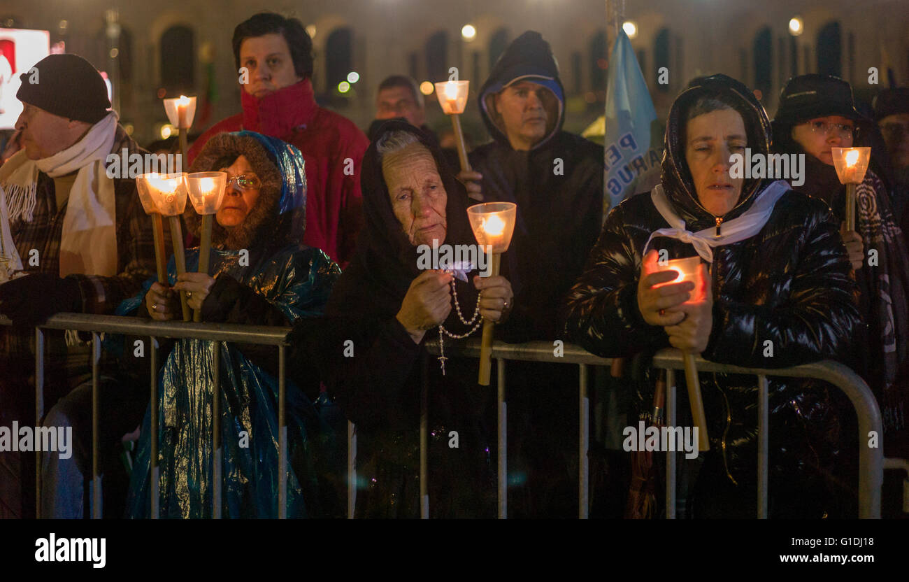 Candlelight procession at the Shrine of Fatima Stock Photo - Alamy