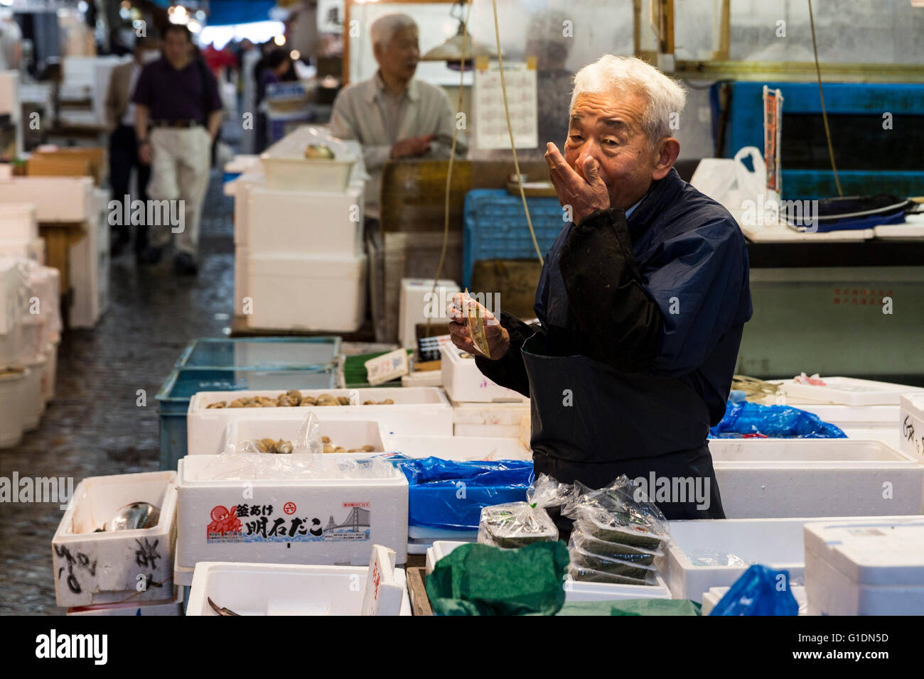 Vendor eating, Tsukiji Market, Tokyo, Japan Stock Photo - Alamy
