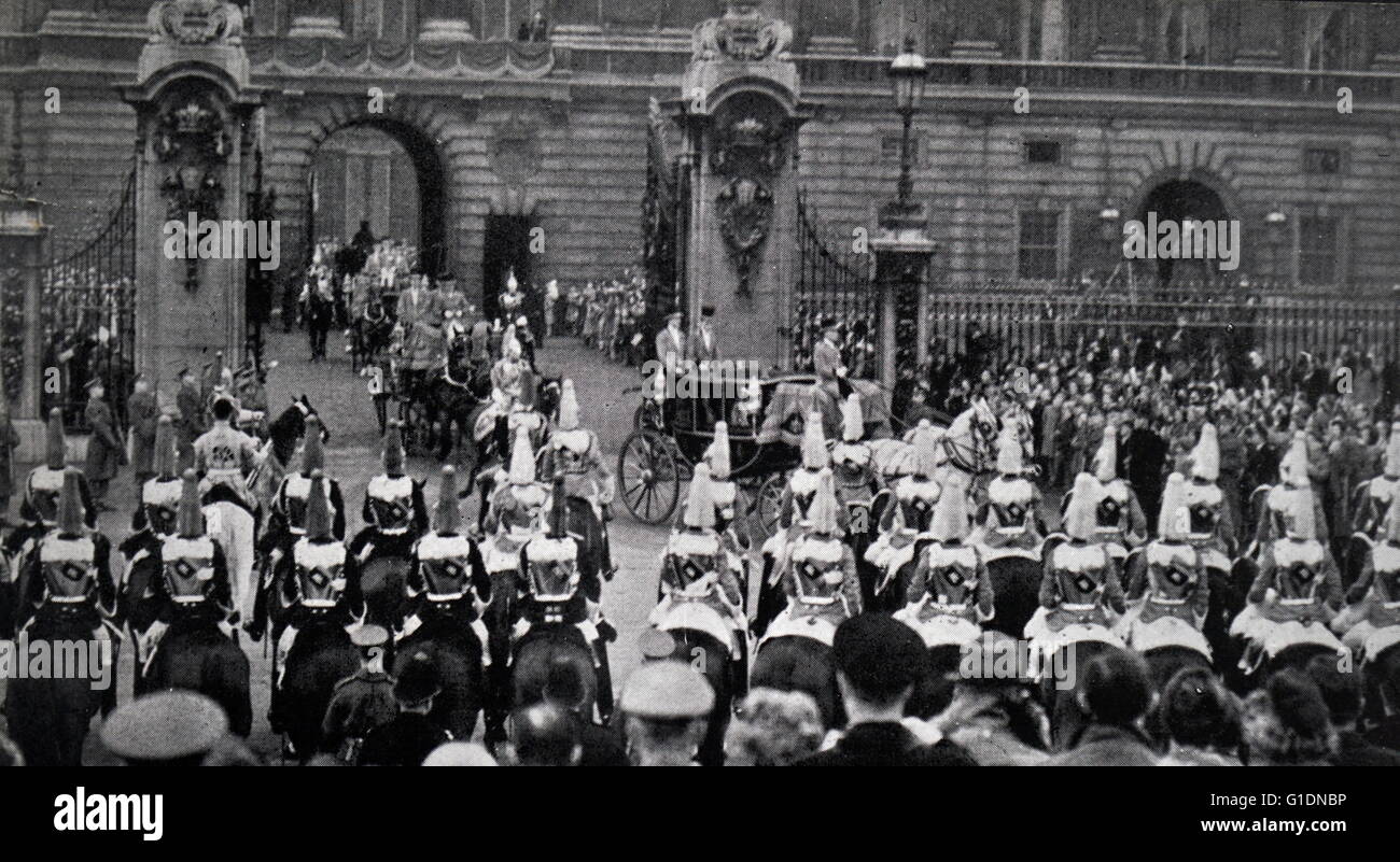 Royal procession buckingham palace hi-res stock photography and images ...