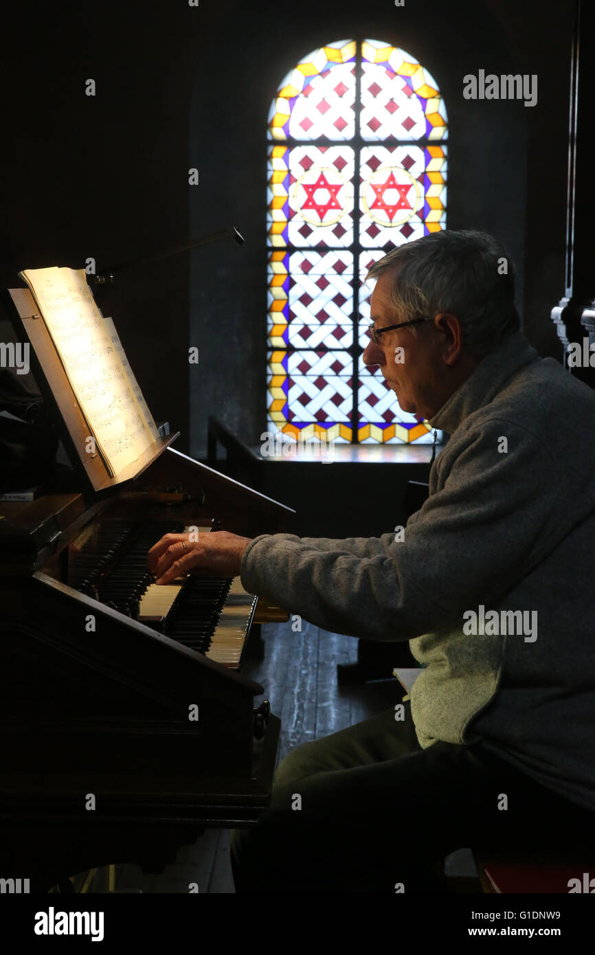 Church organ player hi-res stock photography and images - Alamy