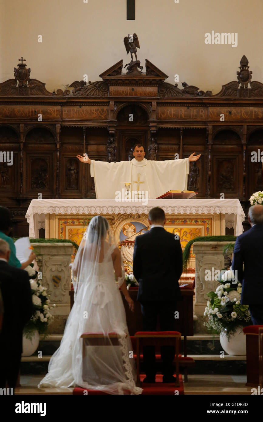 Catholic wedding priest hi-res stock photography and images - Alamy