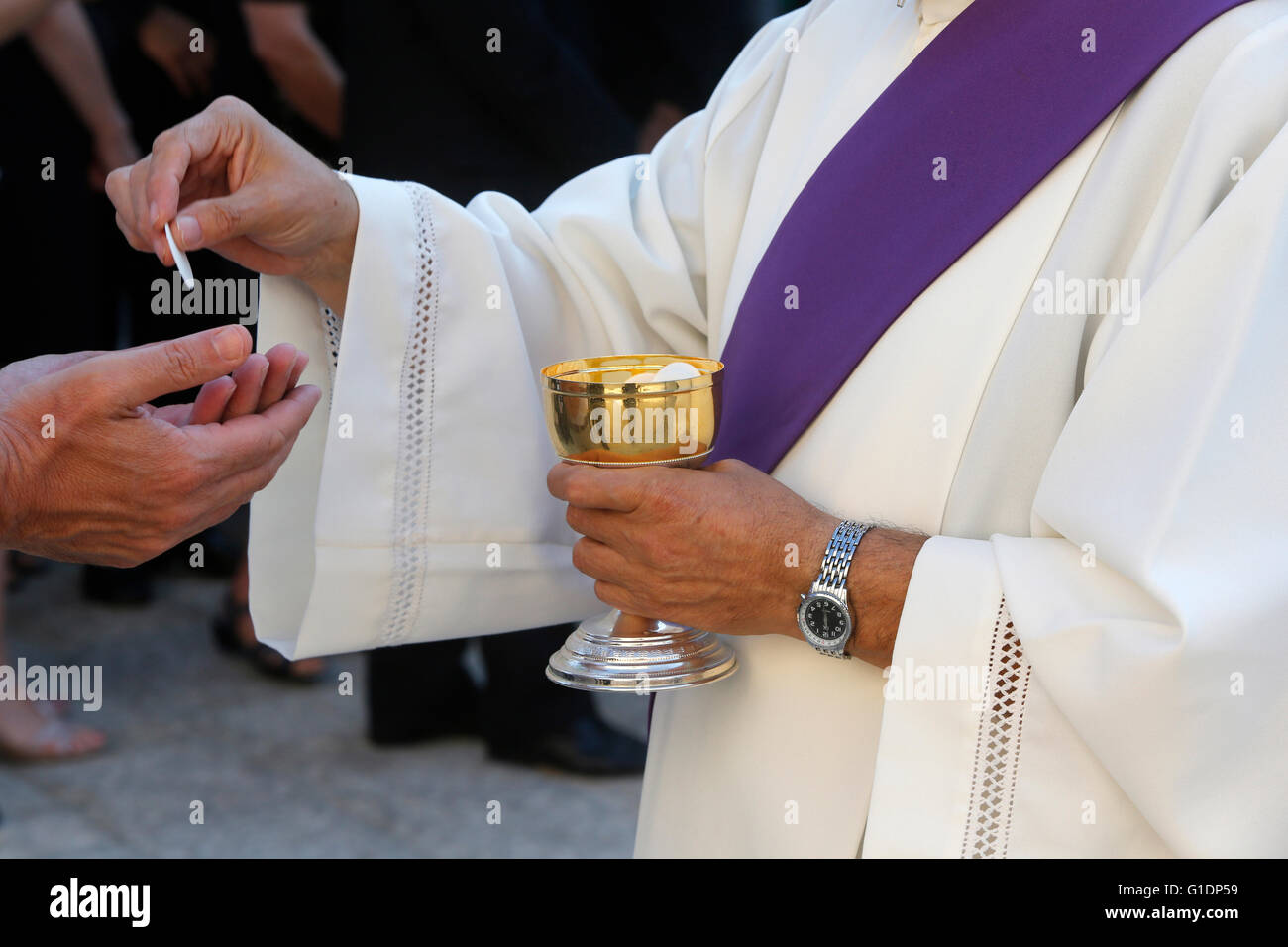 Holy mass chalice communion hi-res stock photography and images - Alamy