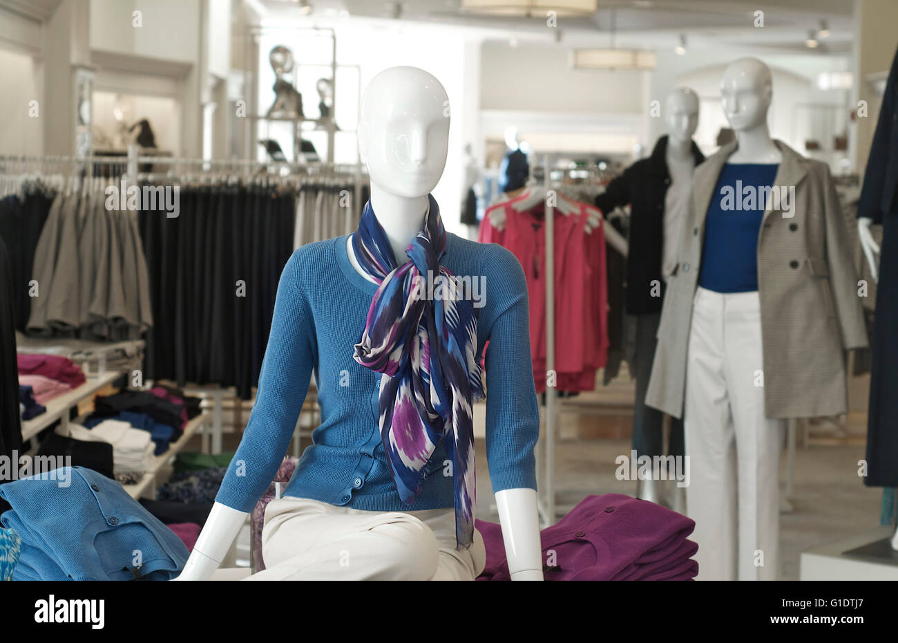 Retail store for women's fashion Stock Photo - Alamy