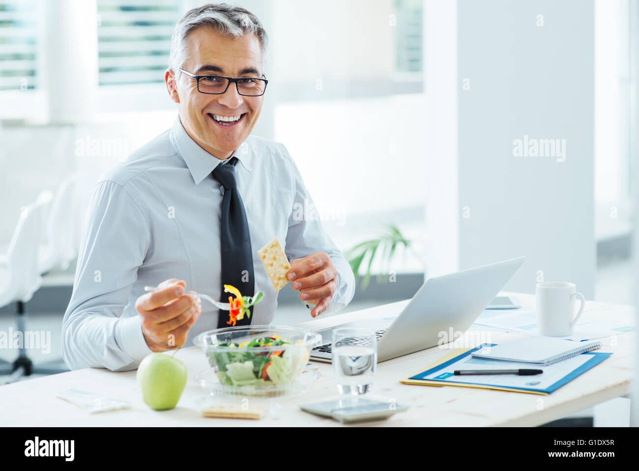 Office worker eating lunch hi-res stock photography and images - Alamy