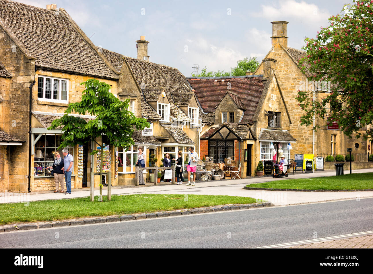 Broadway High Street Stock Photo - Alamy