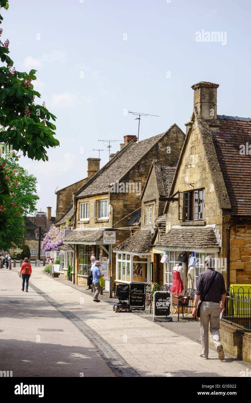 Broadway High Street Stock Photo - Alamy