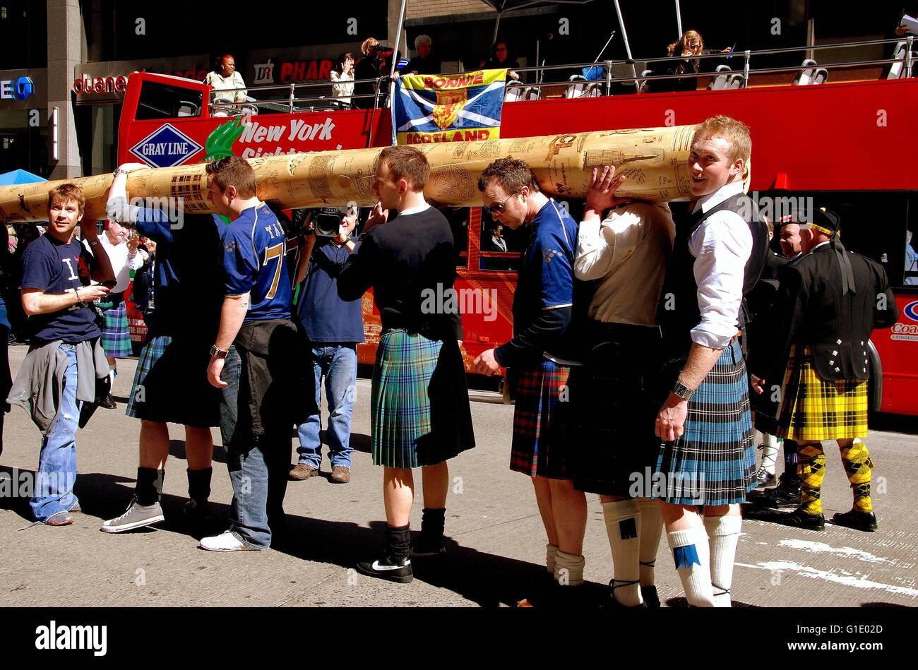 Men carrying log hi-res stock photography and images - Alamy