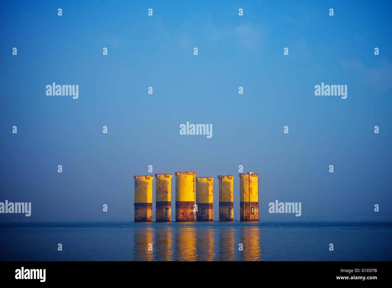 Offshore platform legs hi-res stock photography and images - Alamy
