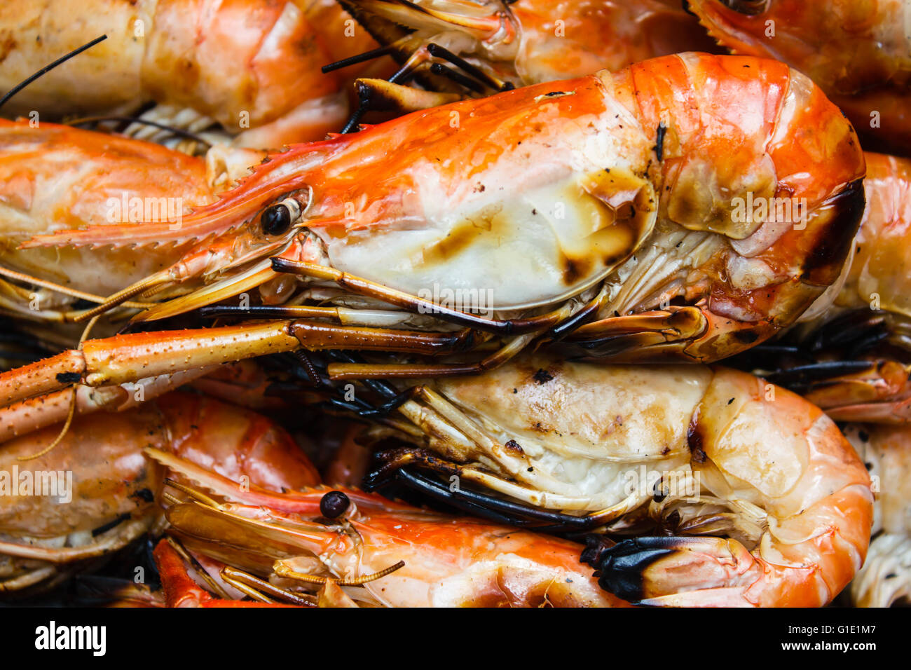 Grilled prawns on the barbecue rack at the party Stock Photo - Alamy