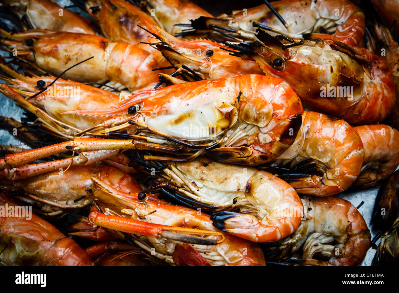 Grilled prawns on the barbecue rack at the party Stock Photo - Alamy