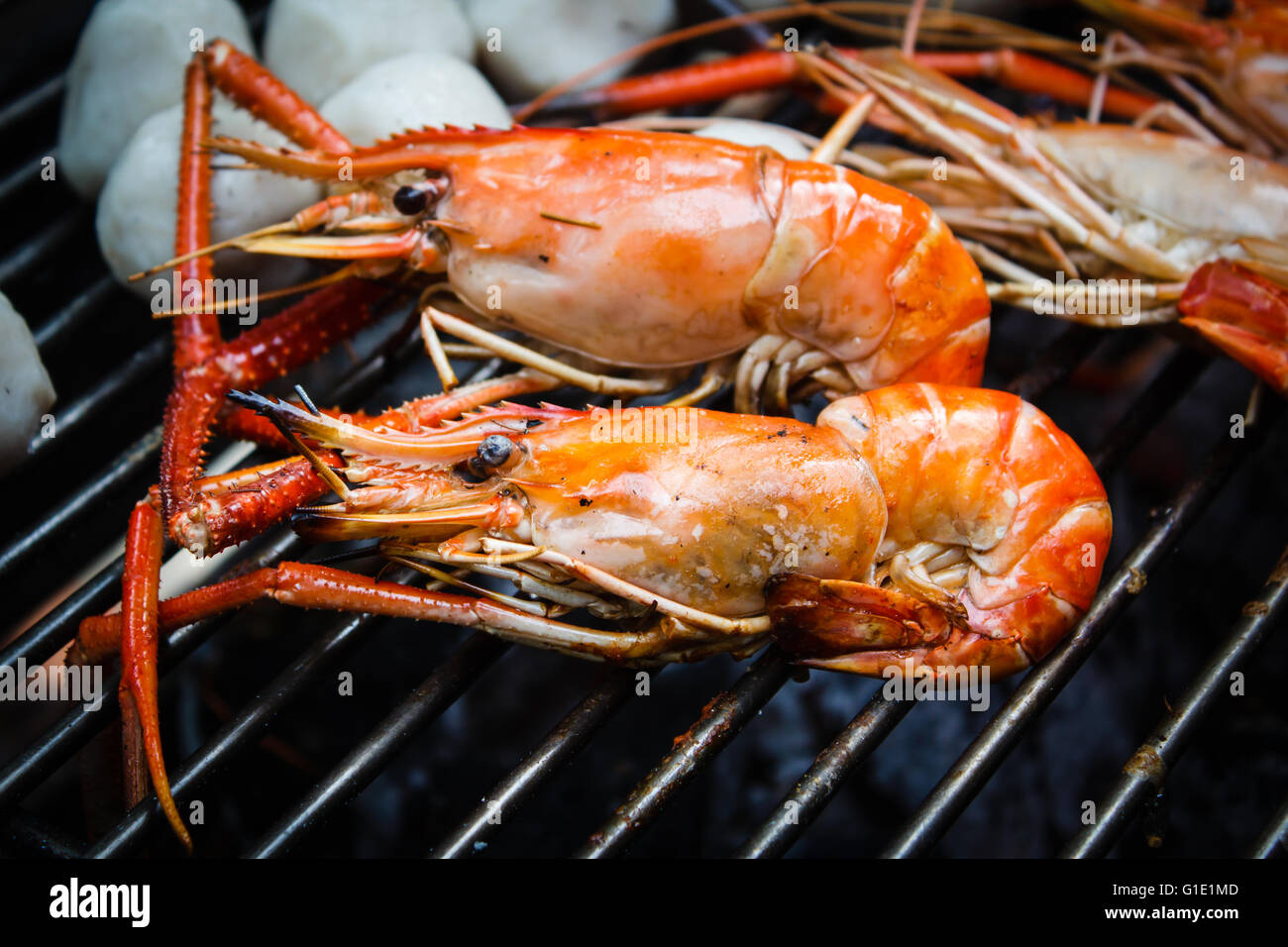Grilled prawns on the barbecue rack at the party Stock Photo - Alamy