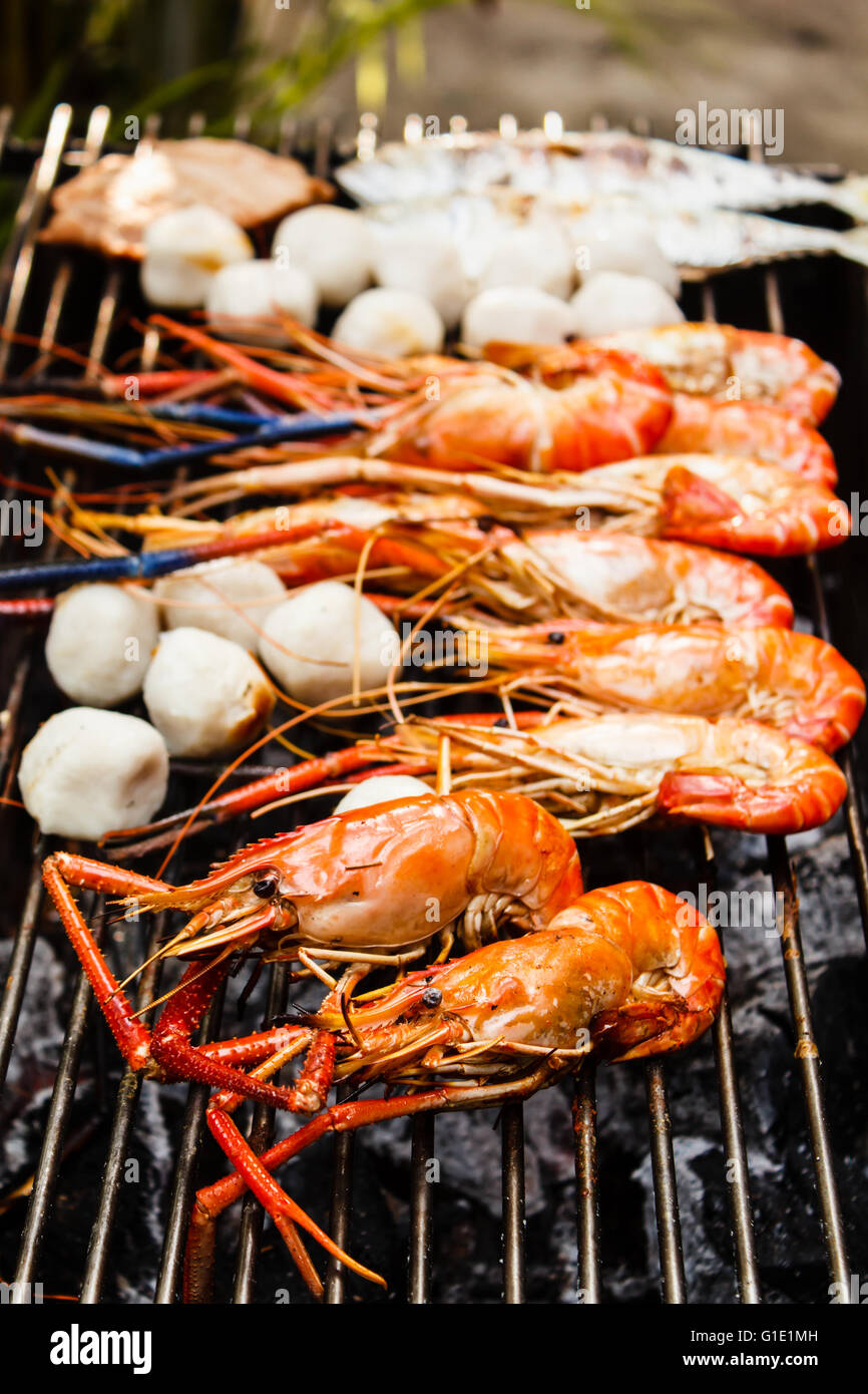 Grilled prawns on the barbecue rack at the party Stock Photo - Alamy