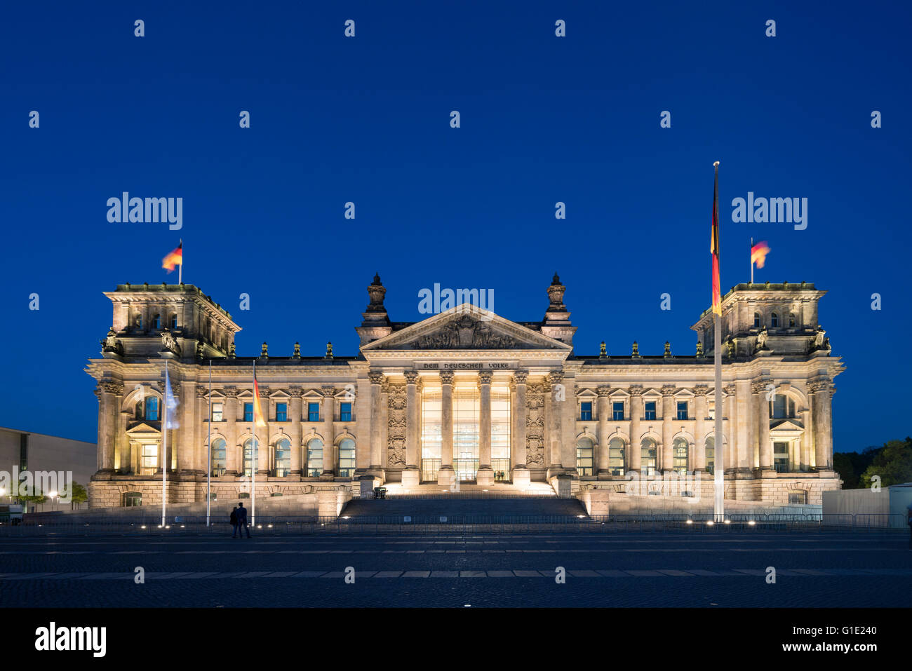 Illuminated facade reichstag night hi-res stock photography and images ...