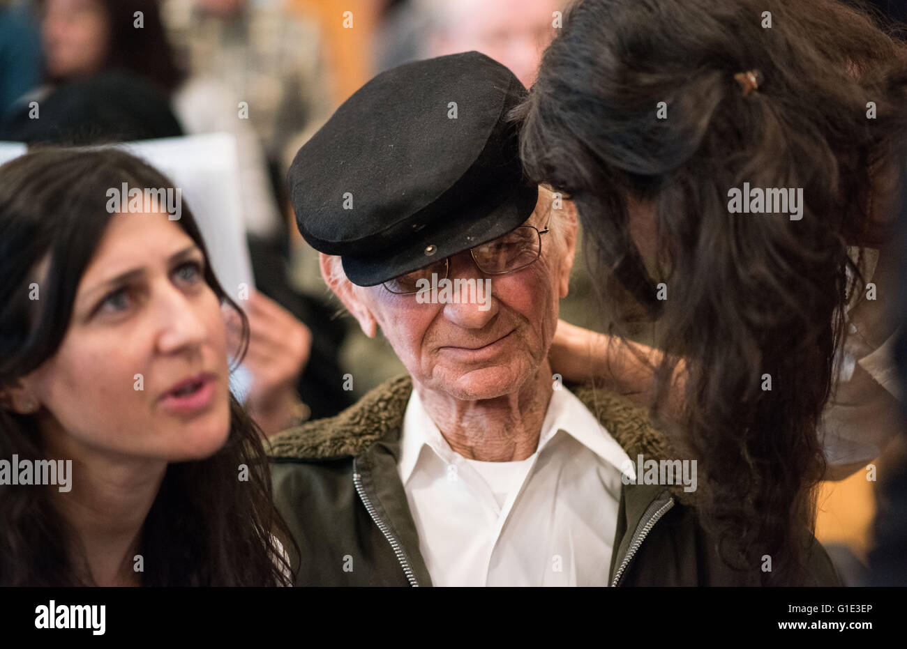 Auschwitz survivor Joshua Kaufman, who travelled to Detmold from the ...