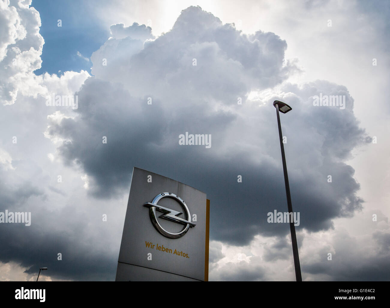 Ruesselheim, Germany. 13th May, 2016. A dark cloud above the ...