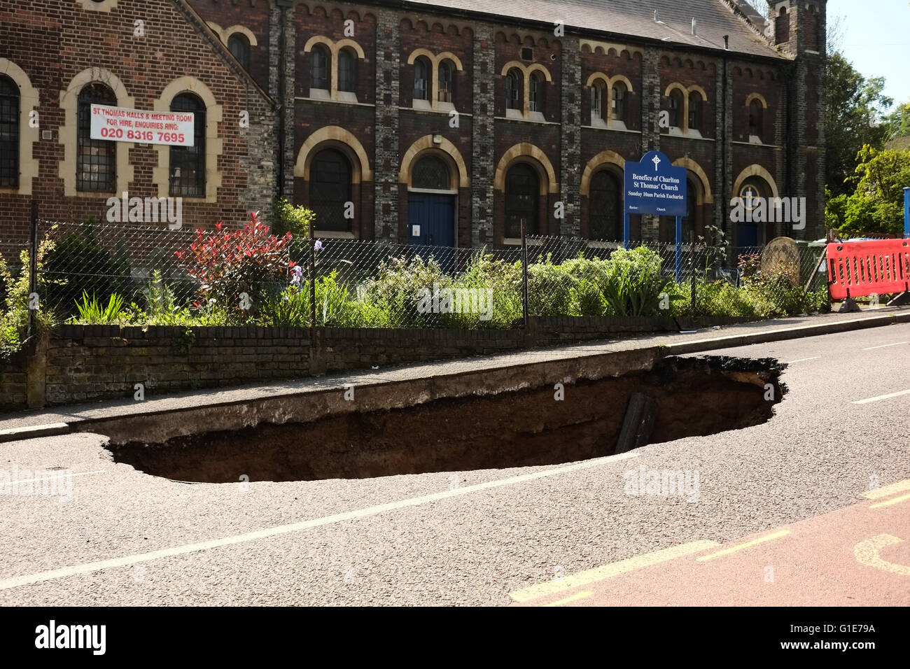 London sinkhole hi-res stock photography and images - Alamy