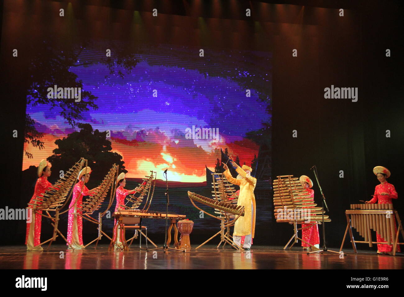 Hanoi, Vietnam. 13th May, 2016. Artists from Vietnam's "Suc Song Moi ...