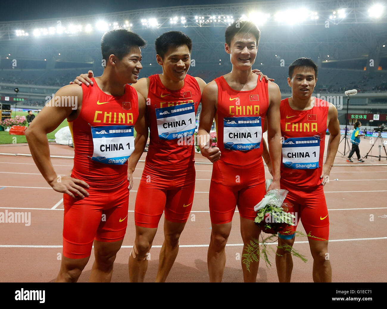 (160514) -- SHANGHAI, MAY 14, 2016(Xinhua) -- (From L) Su Bingtian, Xie ...