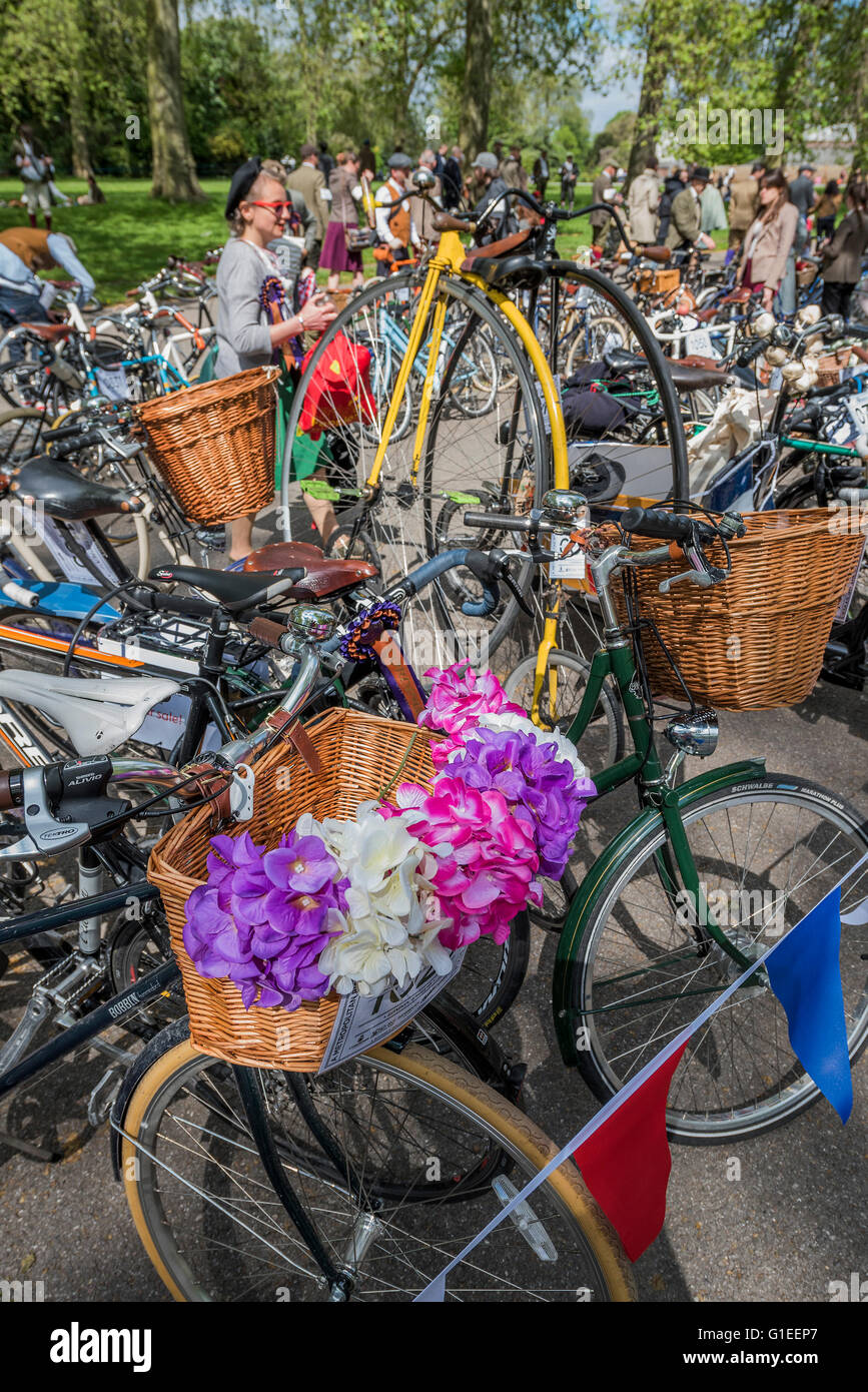 Tweed cyclist hi-res stock photography and images - Alamy