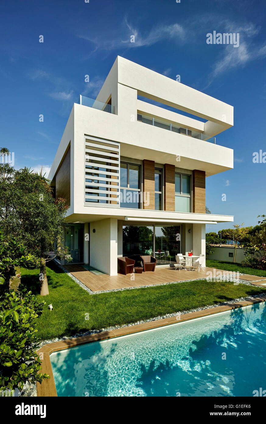 Swimming pool back of house hi-res stock photography and images - Alamy