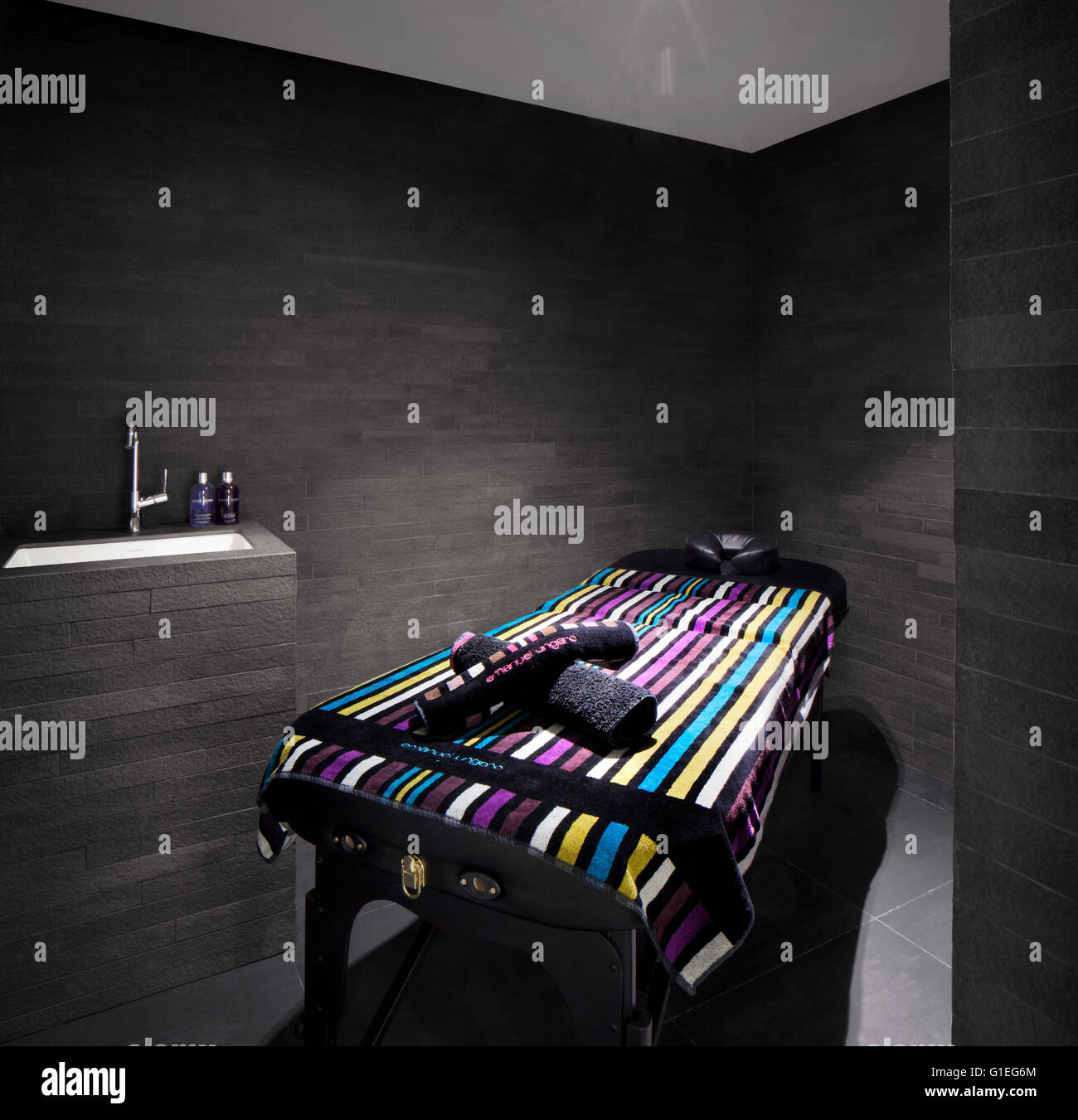 Massage room hi-res stock photography and images - Alamy