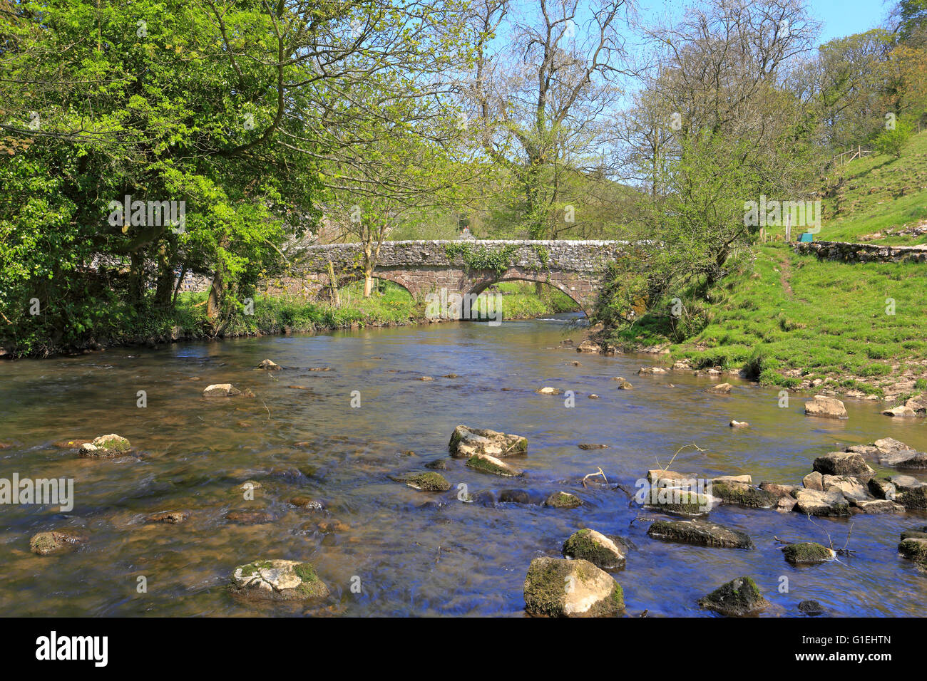 Viator's Bridge over the River Dove in Milldale, Dovedale, Peak ...