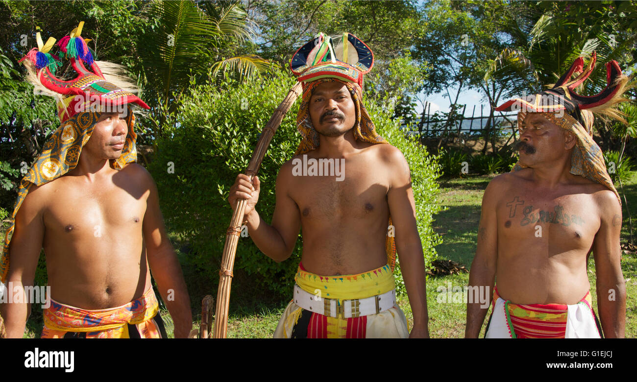 Tribal costume hi-res stock photography and images - Alamy