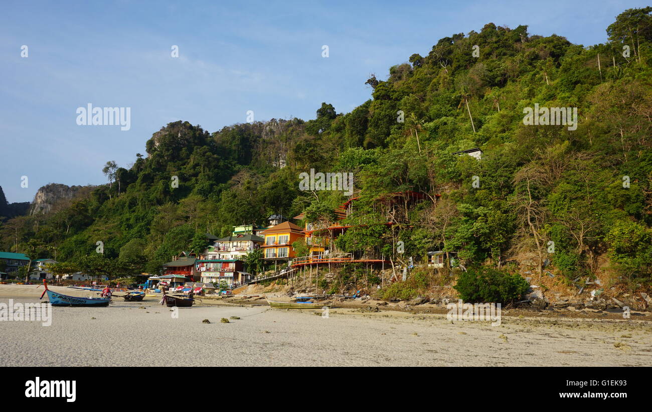 lo dalum bay on ko phi phi Stock Photo - Alamy