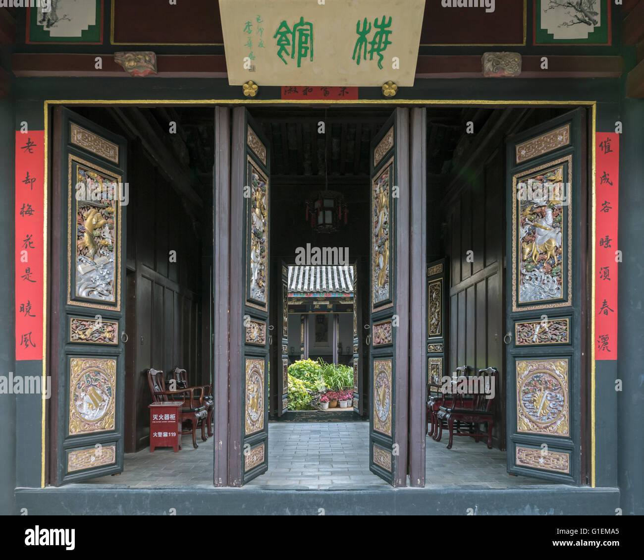 Traditional chinese courtyard house hi-res stock photography and images ...