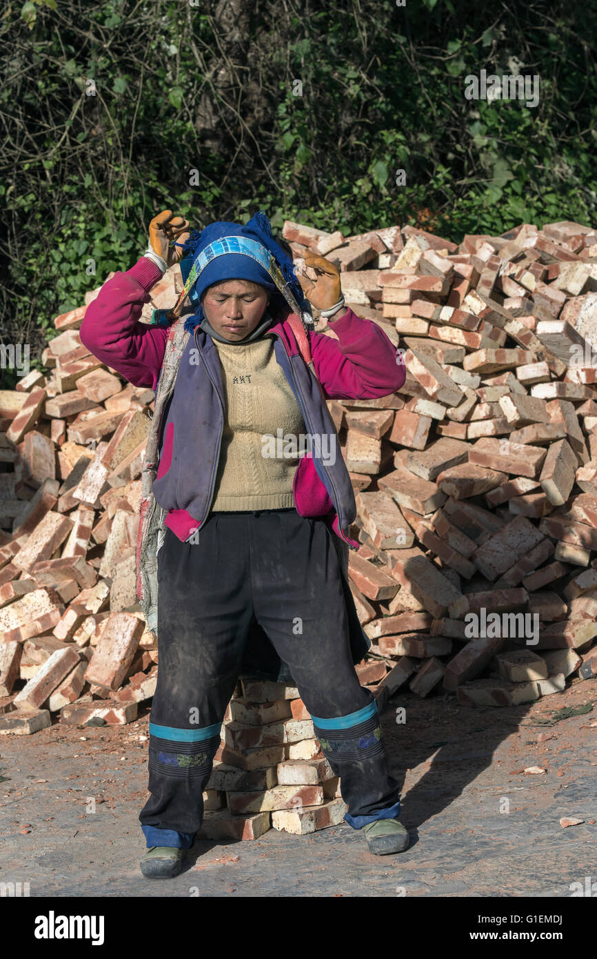 Construction labourer carrying hi-res stock photography and images - Alamy